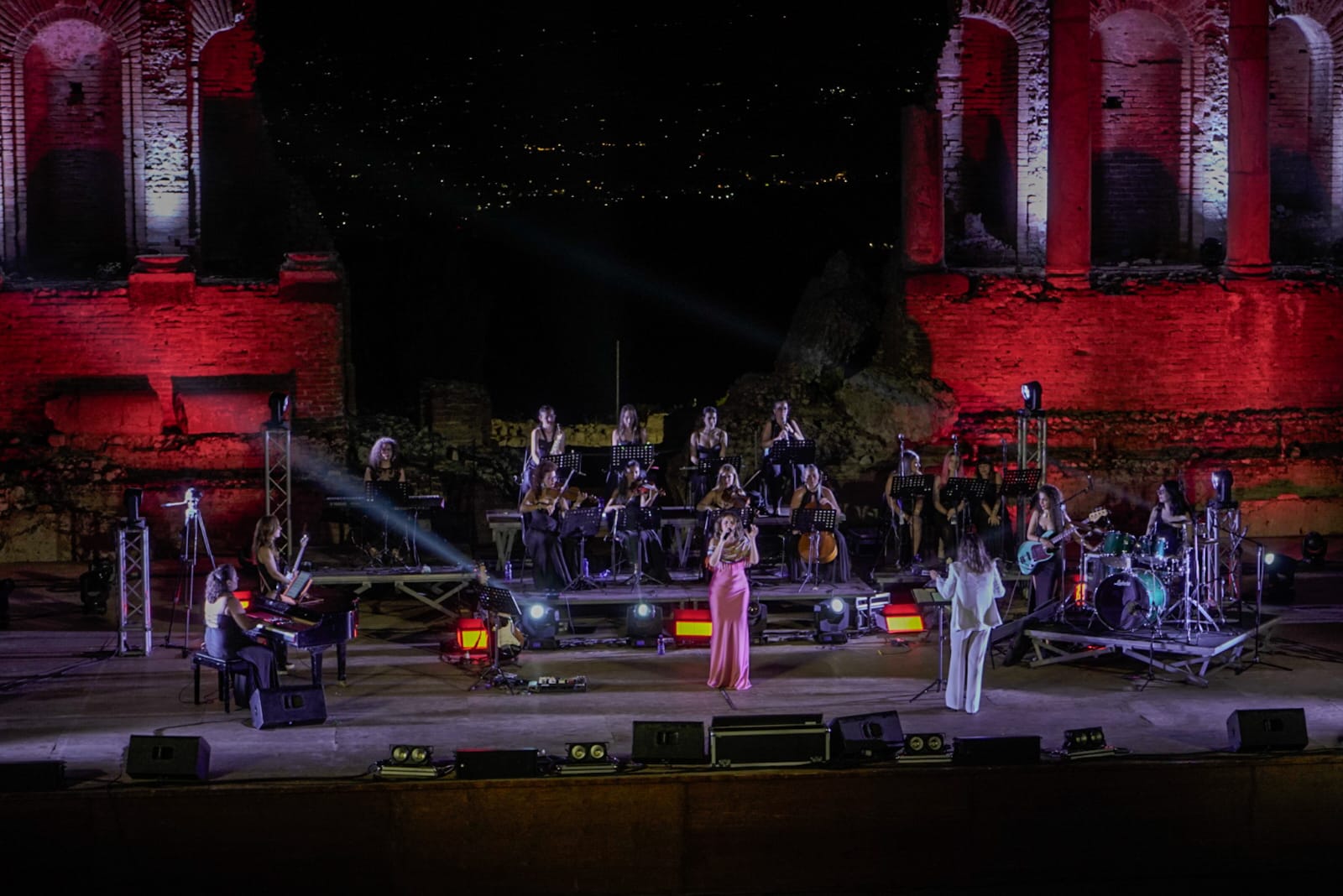 Taormina: tributo a Lucio Dalla con la bellissima voce di Lidia ...